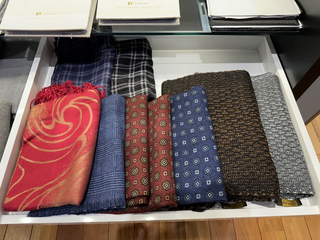冬小物も充実しております！【Kurax仙台店】｜オーダースーツならGlobal Style（グローバルスタイル）